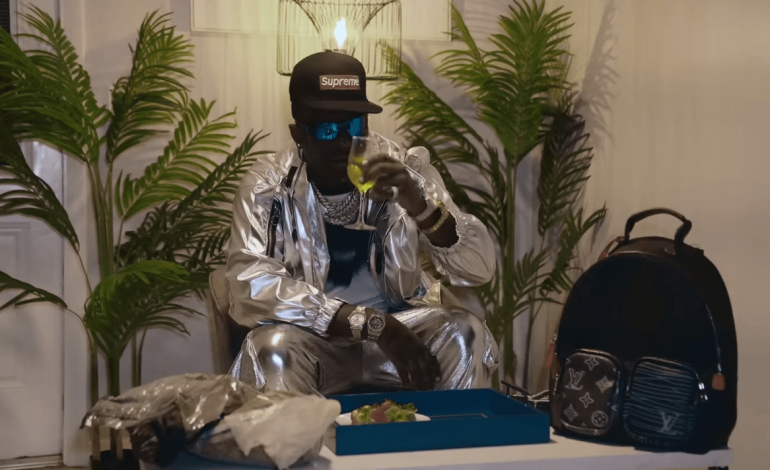 ¿Finge en redes? Chocolate MC presume “su fortuna” con foto de internet