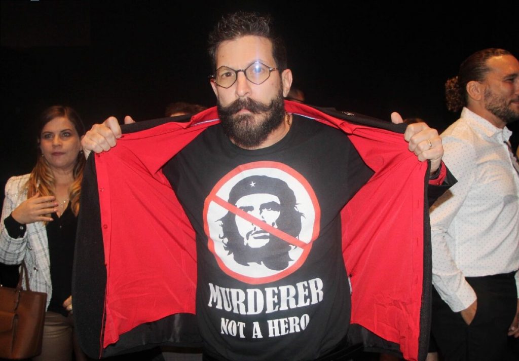 Ricardo Becerra reta a la dictadura con camiseta ‘anti-Che Guevara ...