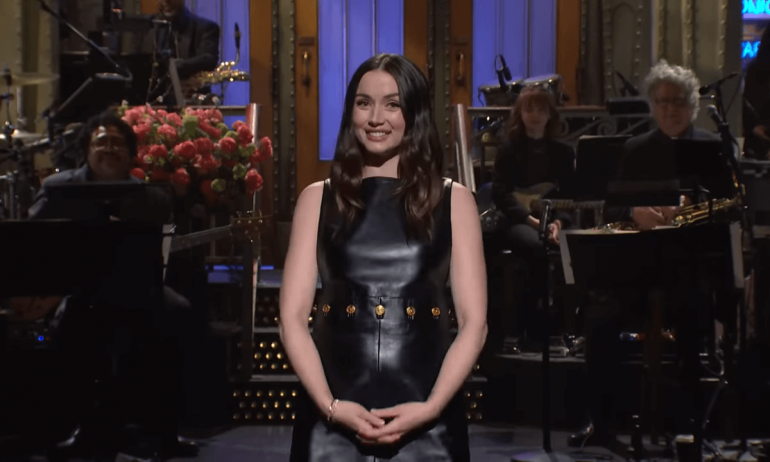Ana de Armas y Karol G arrasan en ‘Saturday Night Live’ con su humor latino
