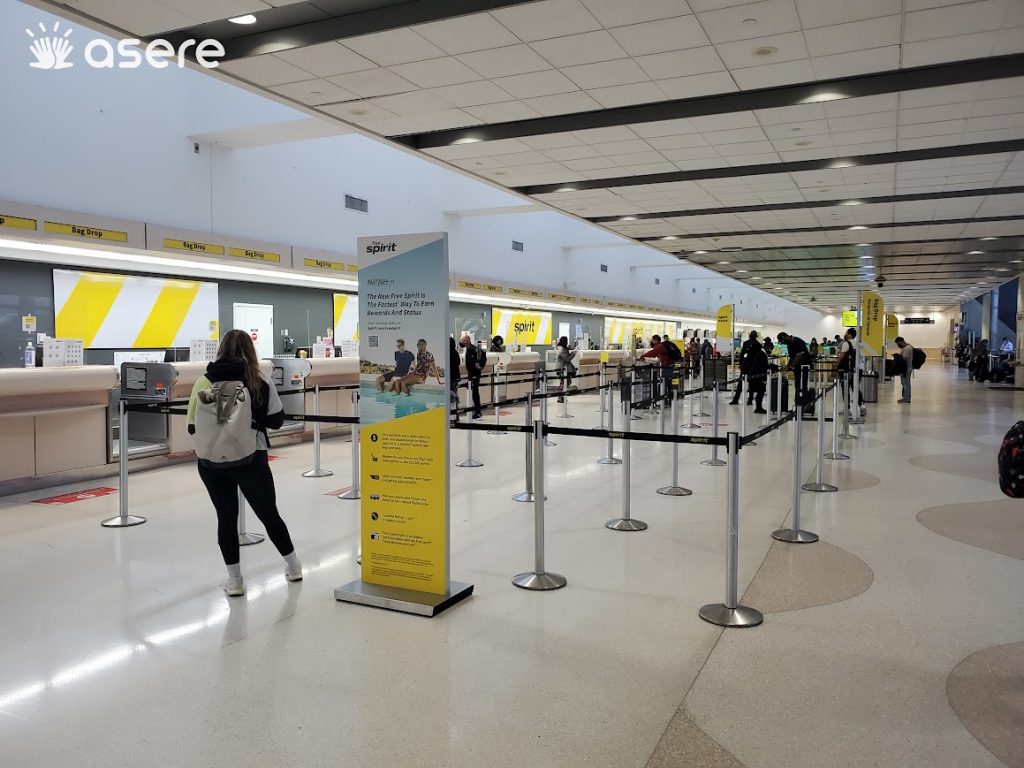 Autoridades arrestan y revocan residencia a cubana en aeropuerto de Florida