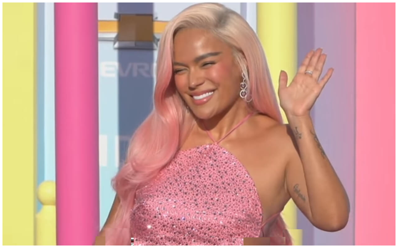 Karol G deslumbra en la alfombra rosa de ‘Barbie’ con un look de verdadera muñeca