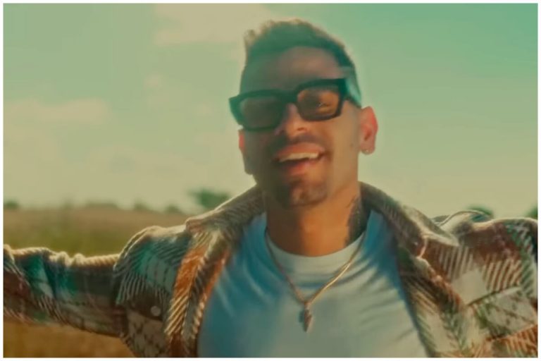 Alex Duvall presume su auto nuevo: un infinity de lujo en La Habana