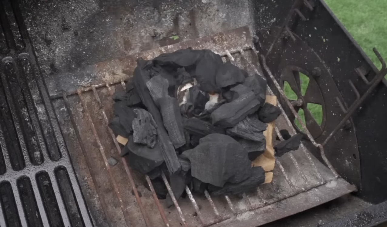 Santiago de Cuba inicia con la venta de carbón por la libreta ante apagones