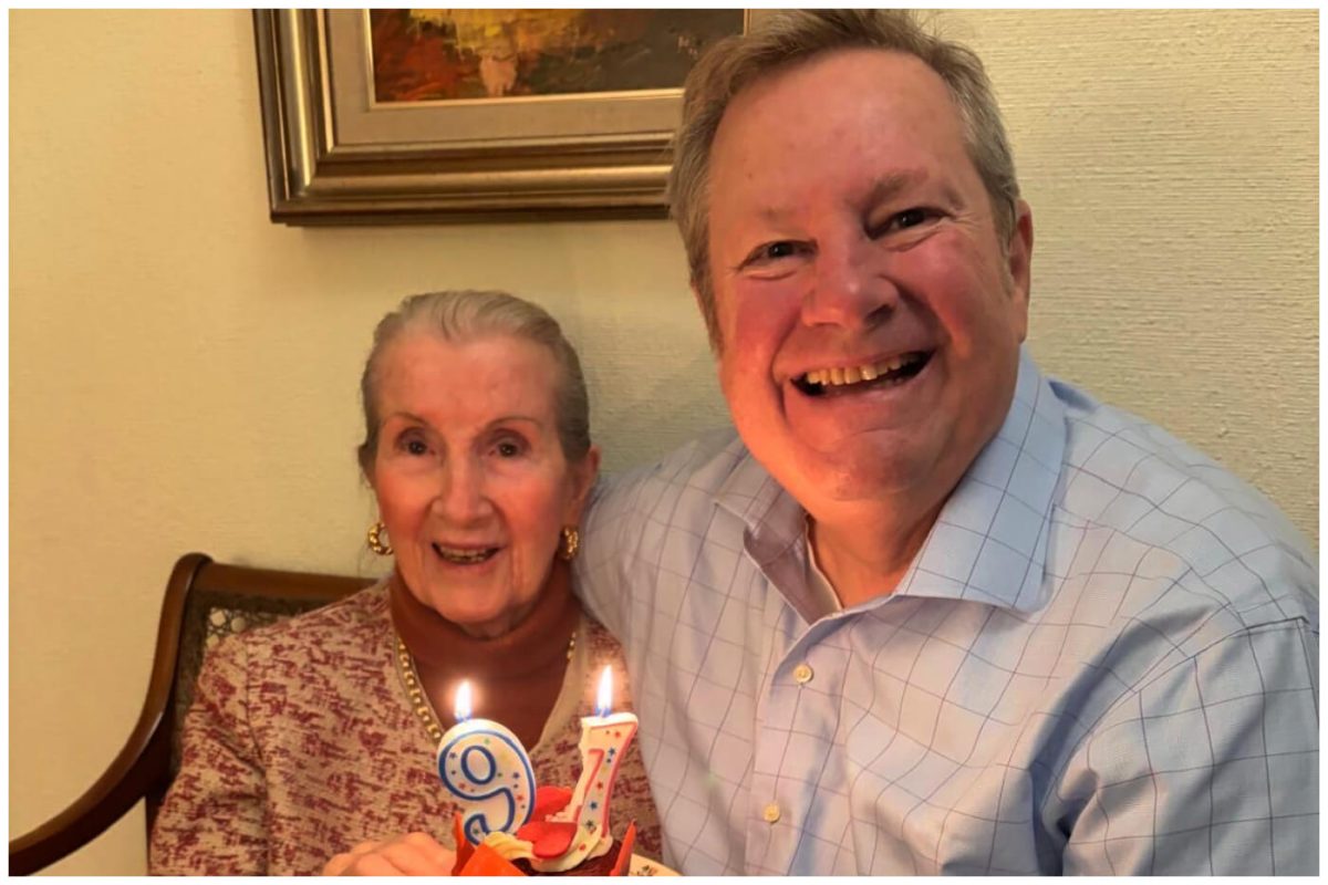 Mike Hammer celebra cumpleaños de su madre con mensaje a familias cubanas